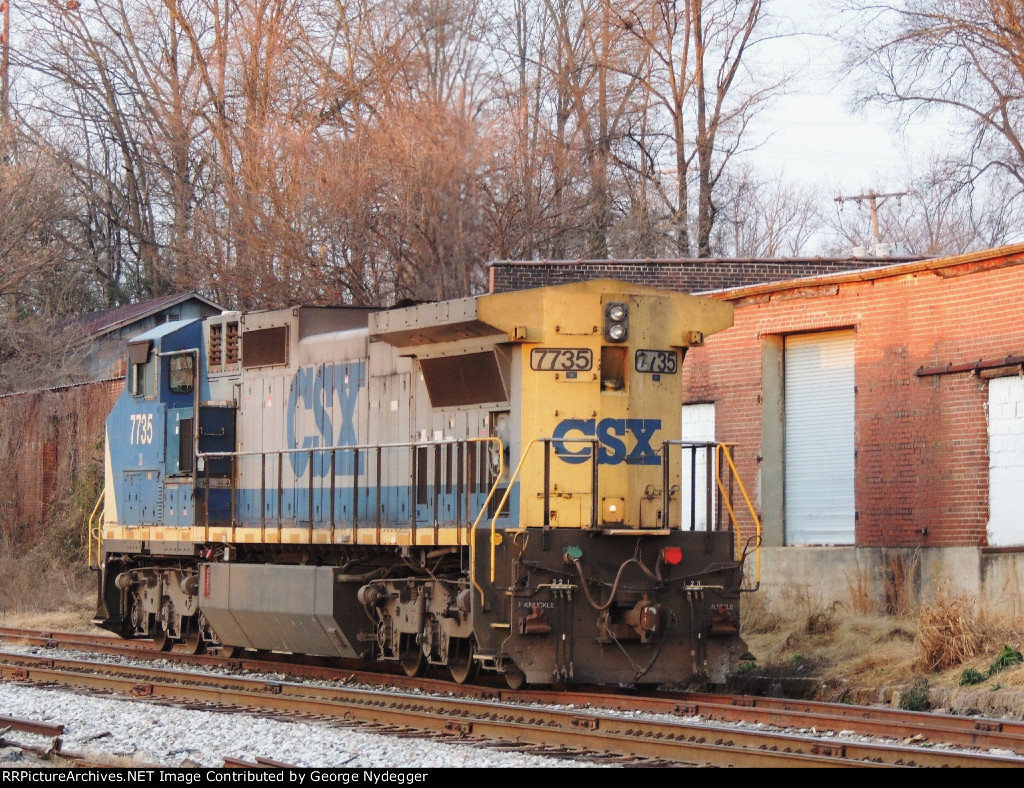 CSX 7735 / C40-8W warming up the engine in the early sun light